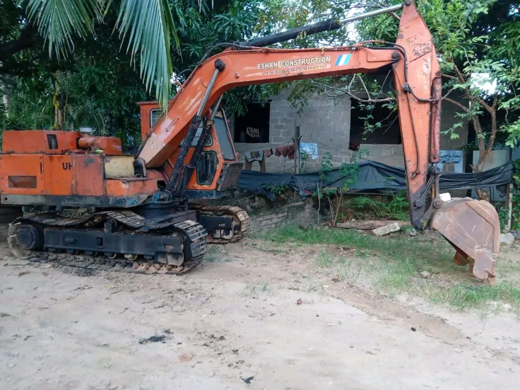 Hitachi UH4 Excavator – Surplus