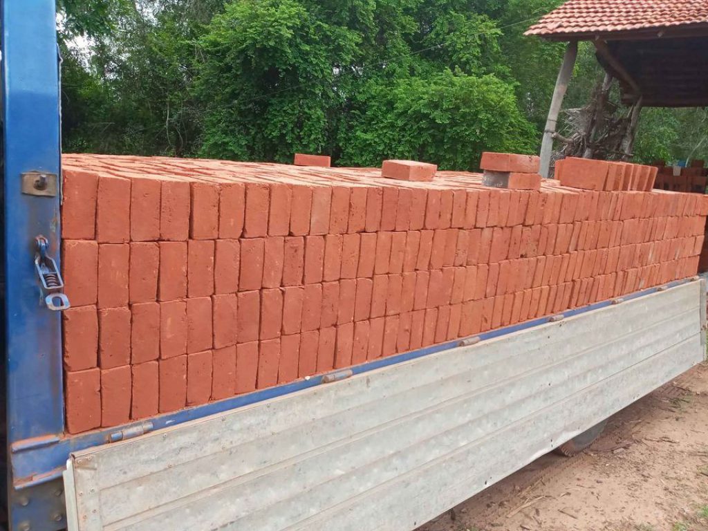 Brics ( Gadol) – Surplus